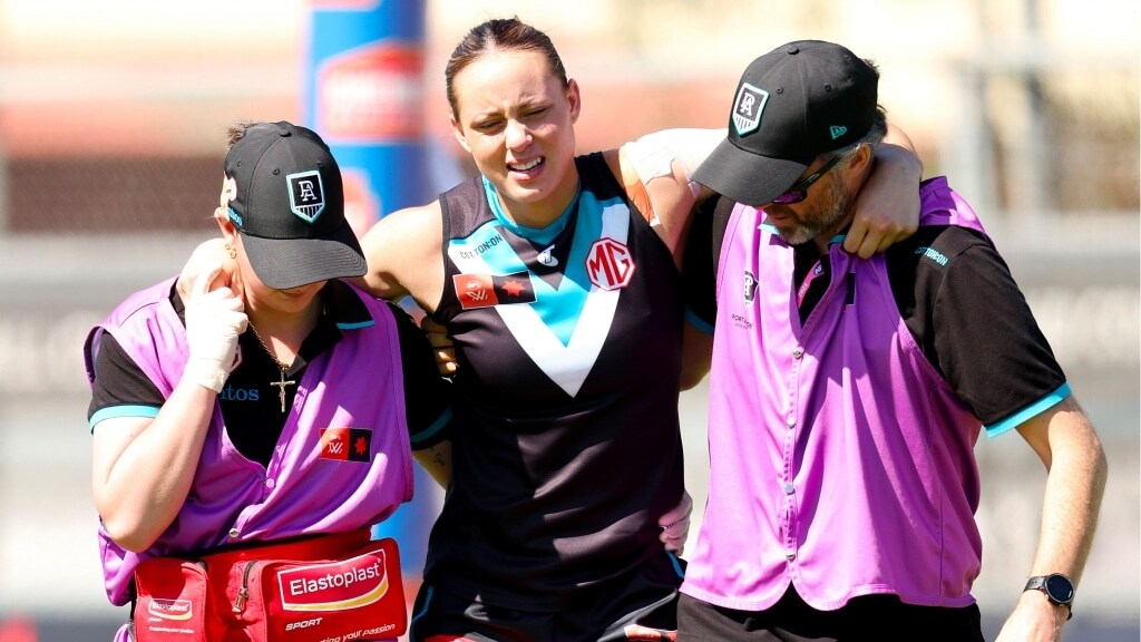 Fears for young Port gun after hurting knee | PTV