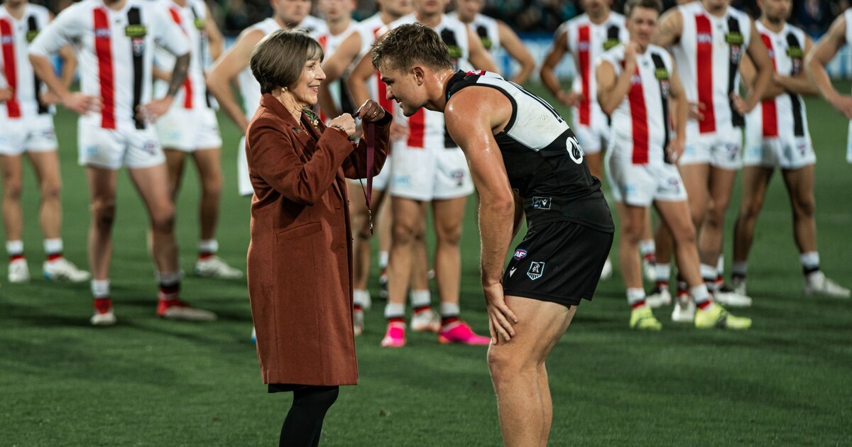 Major Badcoe's family to present Peter Badcoe VC Medal